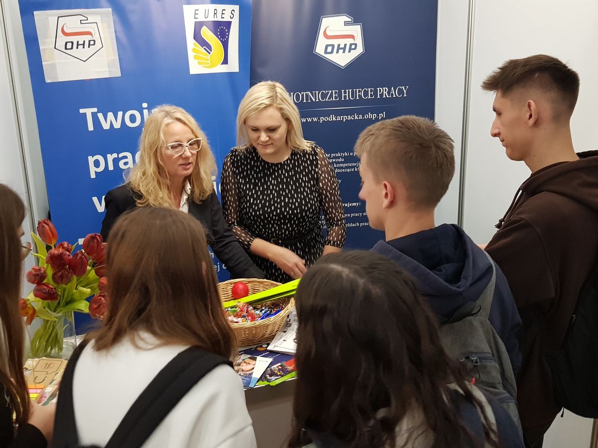 Targi Pracy w Przeworsku – Przyszłość zawodowa młodzieży - Artykuł - ECAM